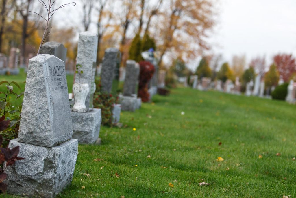 Sur la route des cimetières du Québec - L’Avenir et des Rivières