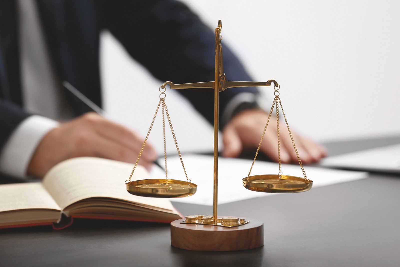 8 questions à poser à un avocat avant de l'engager - L’Avenir et des ...