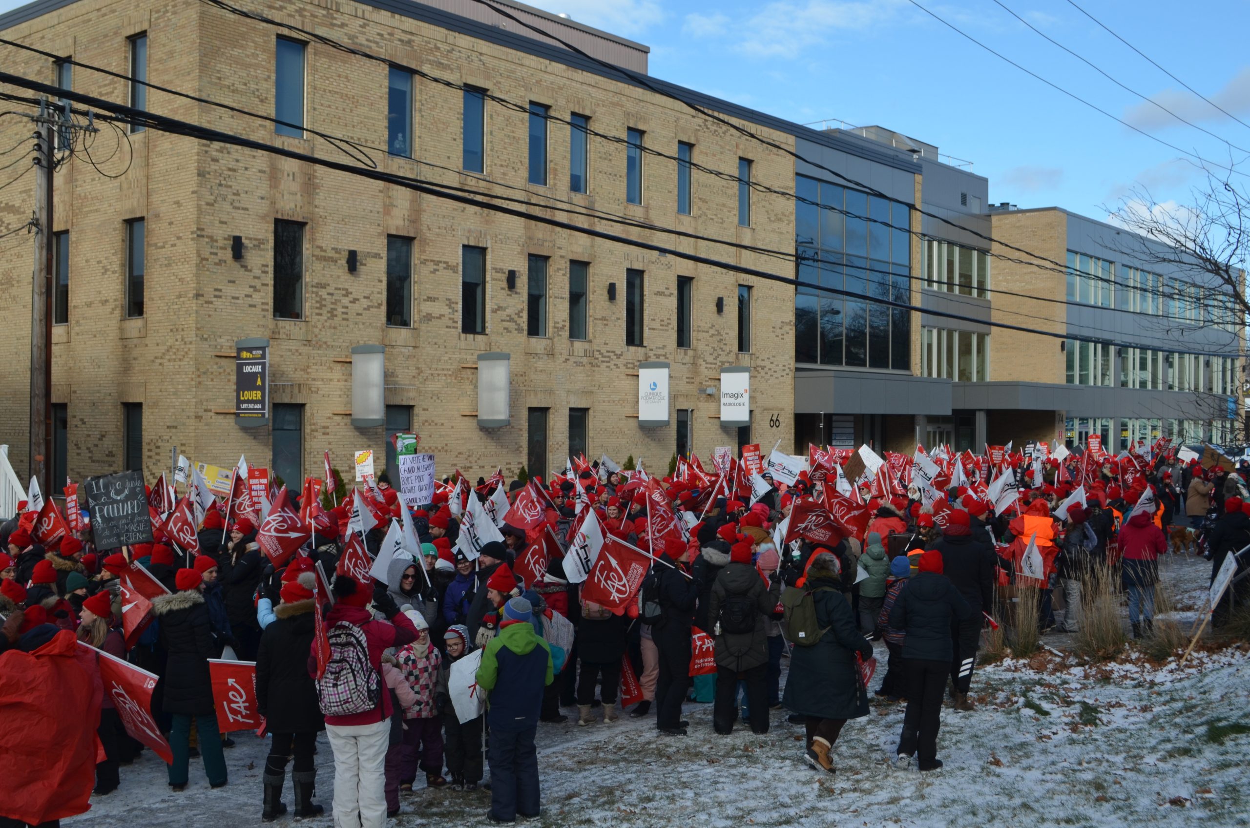 Grève des enseignants: le SEHY manifeste devant les bureaux de Val-des ...