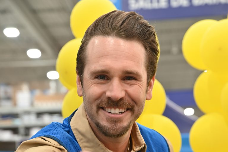 Mike chez RONA vit à Farnham - L’Avenir et des Rivières